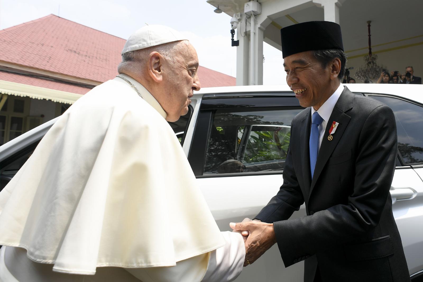 Pope begins 12 day trip in Indonesia - The Irish Catholic